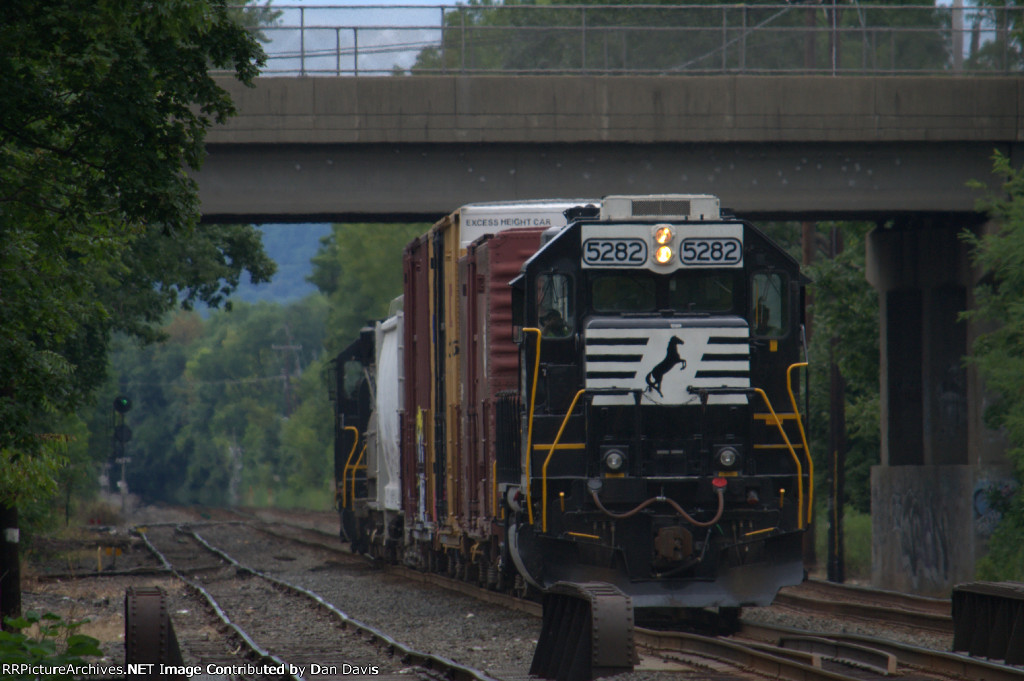 NS GP38-2 5282 brings up the rear on WPMA-01